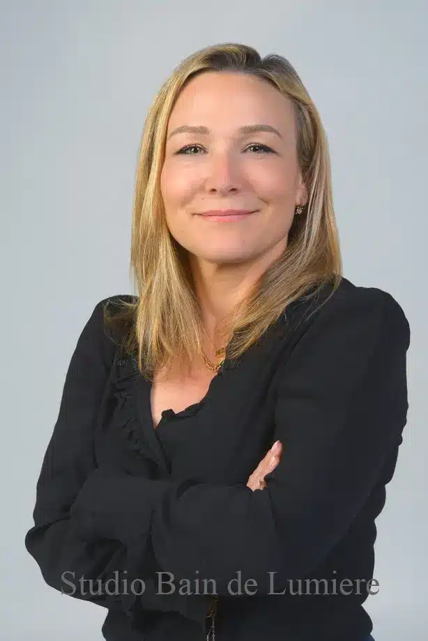 Quelle pose prendre pour une photo professionnelle ? - Bain de Lumière